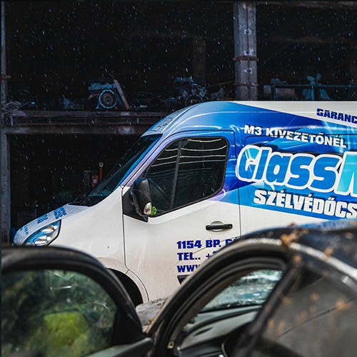 A Glassmax autója sürgősségi munka közben